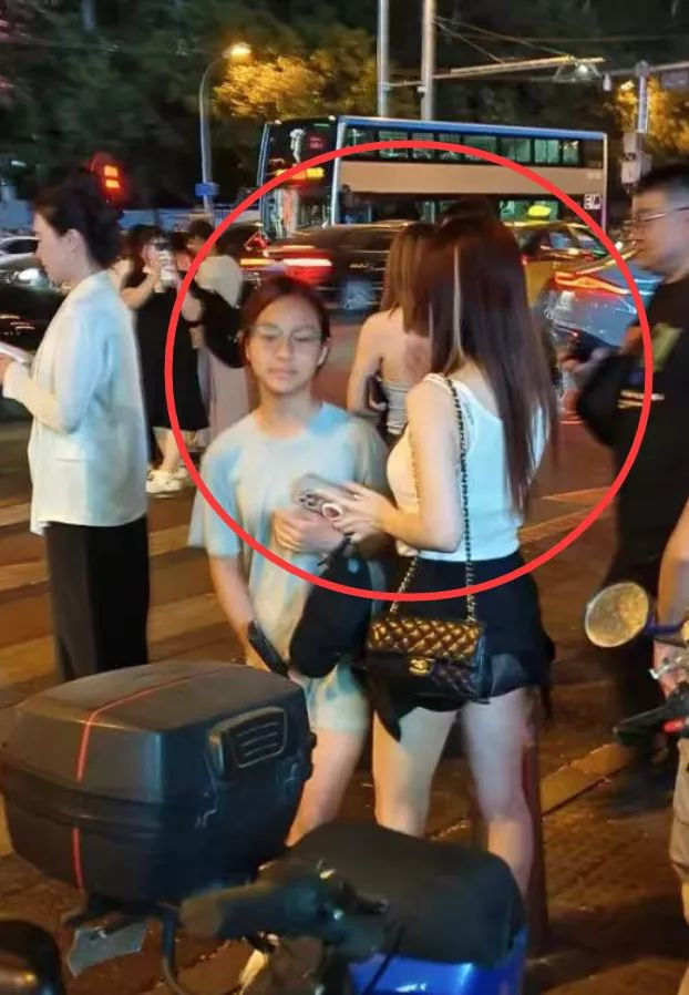 42岁李小璐被偶遇 穿着性感露肚脐 -6parkbbs.com