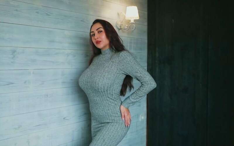 模特穿吊带在斗兽场外拍照遭怒斥:这是公共场合(图) -6park.com